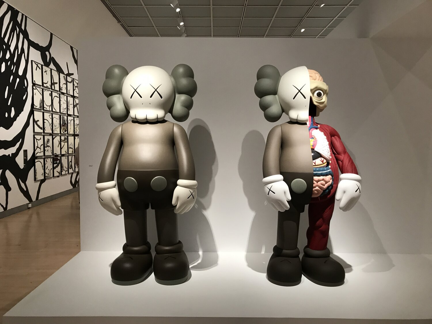 ¿Quién es KAWS? El artista detrás del fenómeno global del arte ...